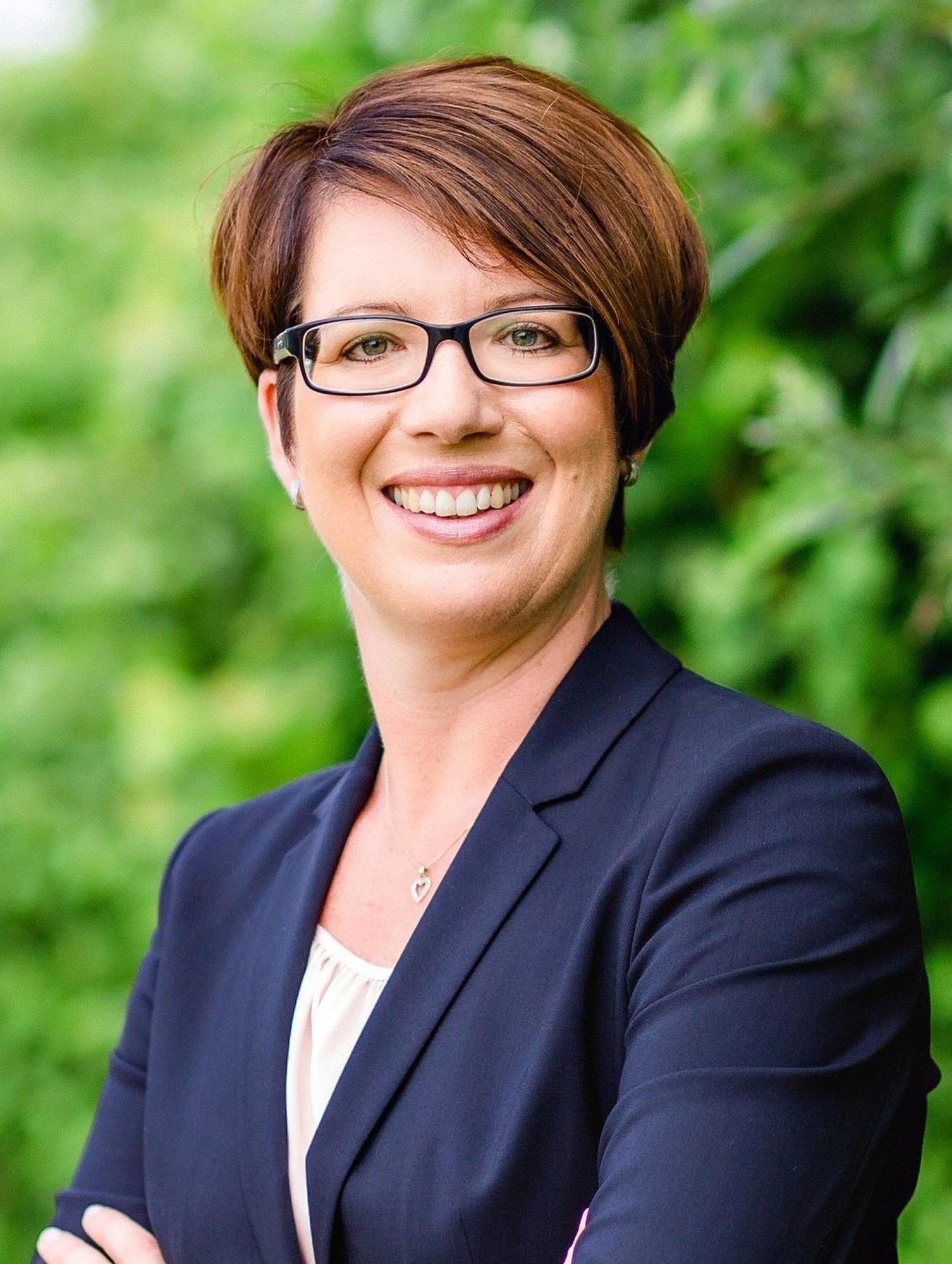 Katja Liebmann gibt Unterlagen ab