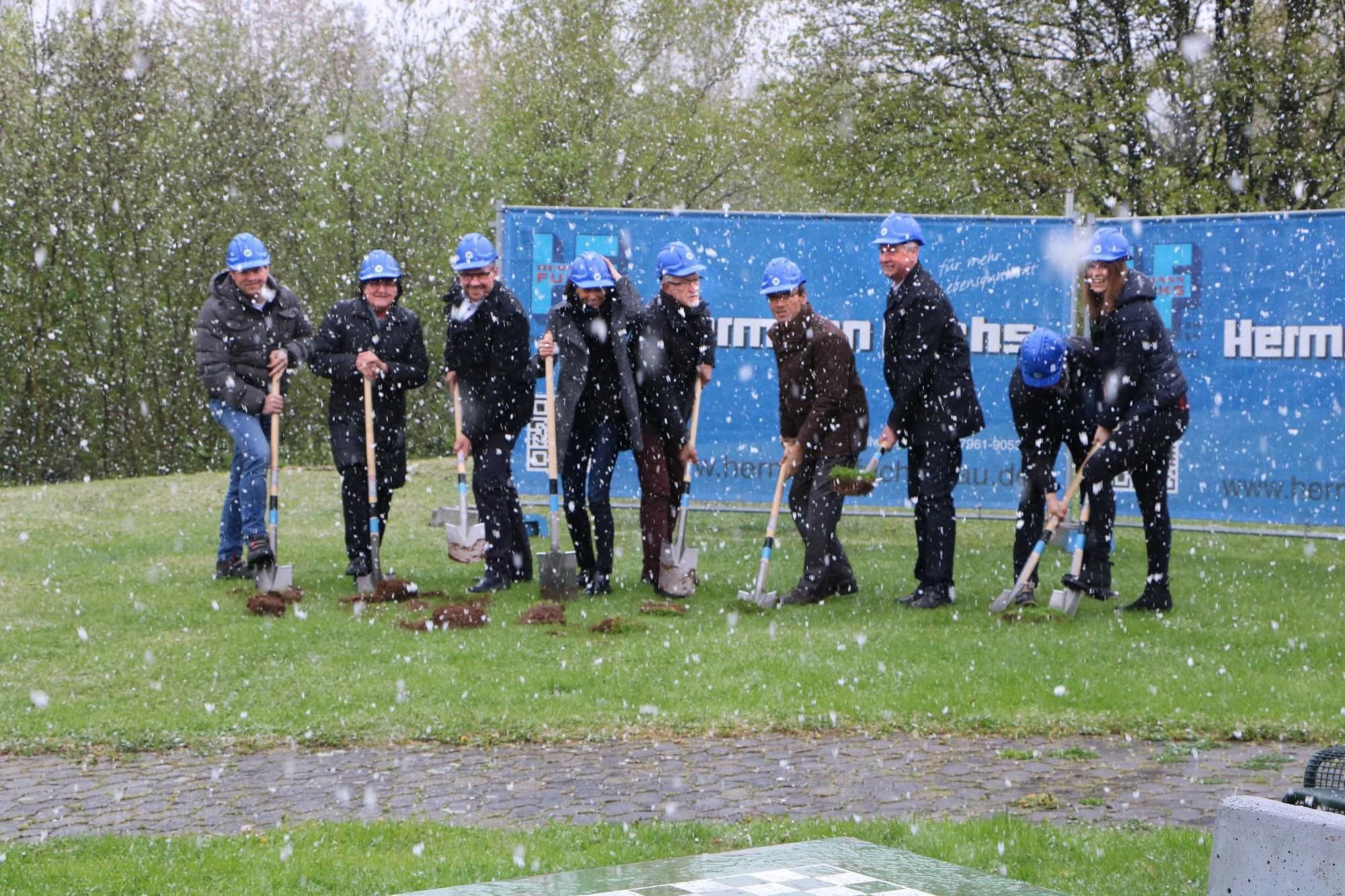 Los geht’s: Spatenstich am Wellenbad