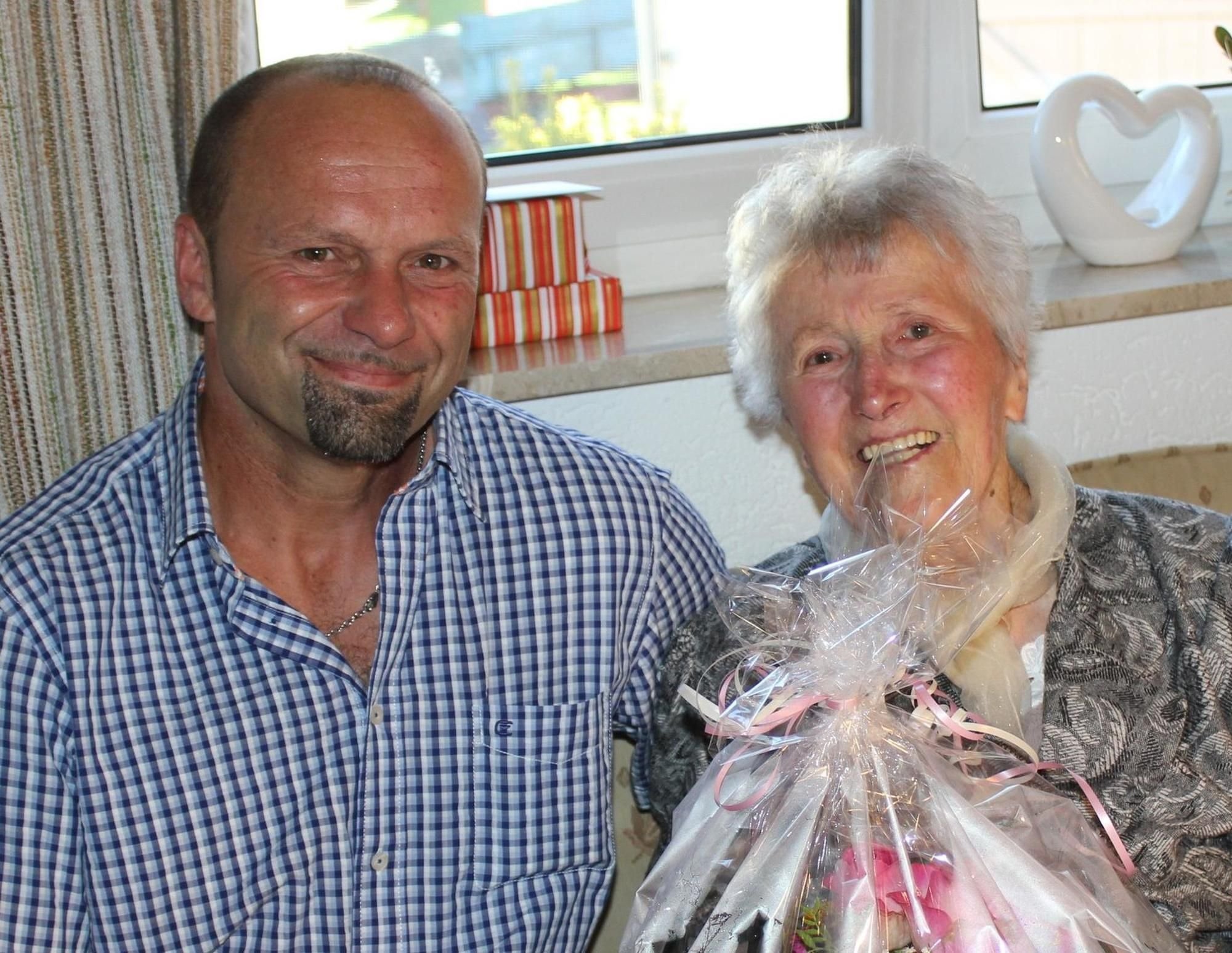 Lydia Götz liebt das Singen und Sticken