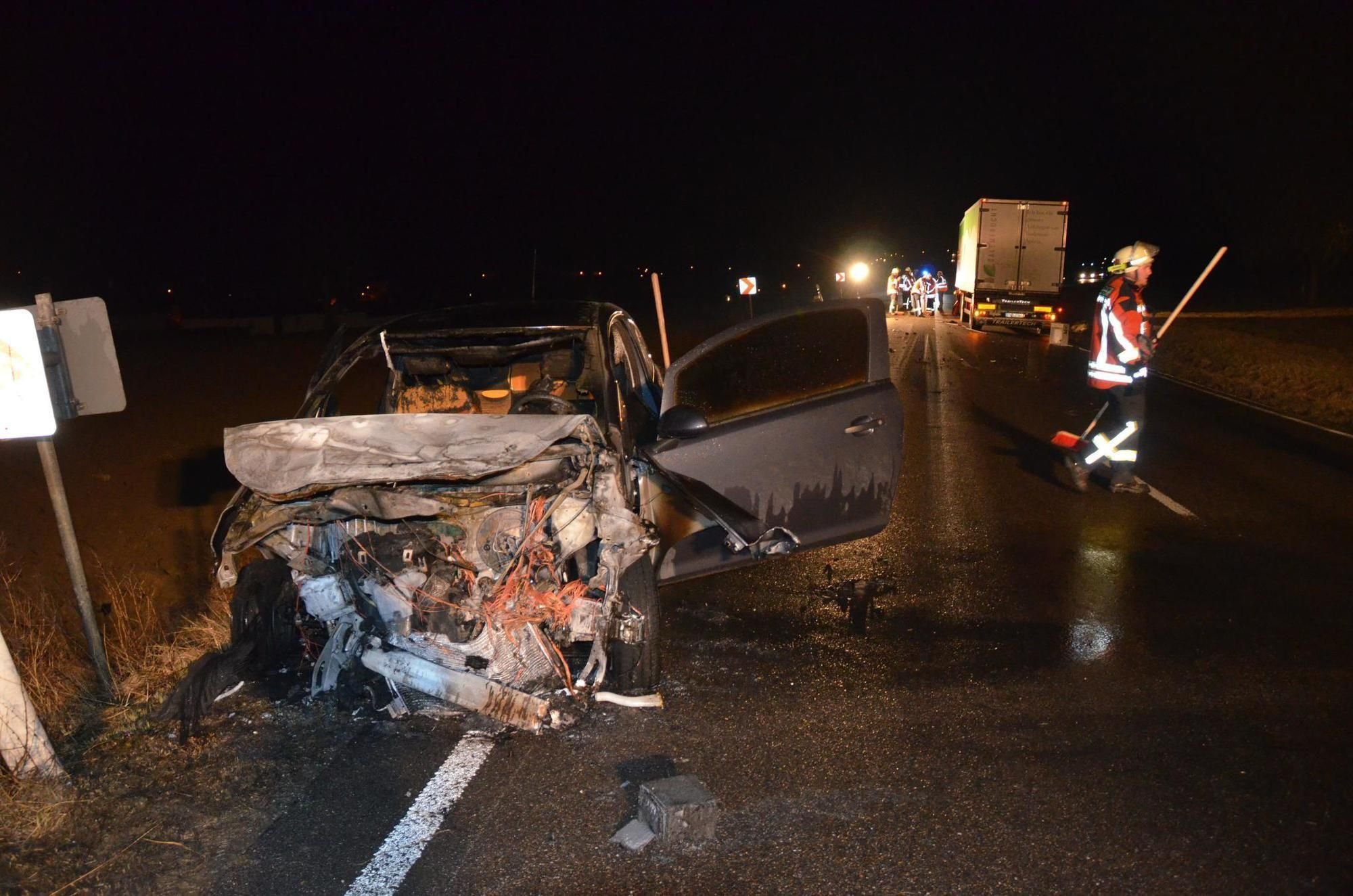 Auto von Fahranfängerin brennt nach Unfall auf der B311 bei Öpfingen