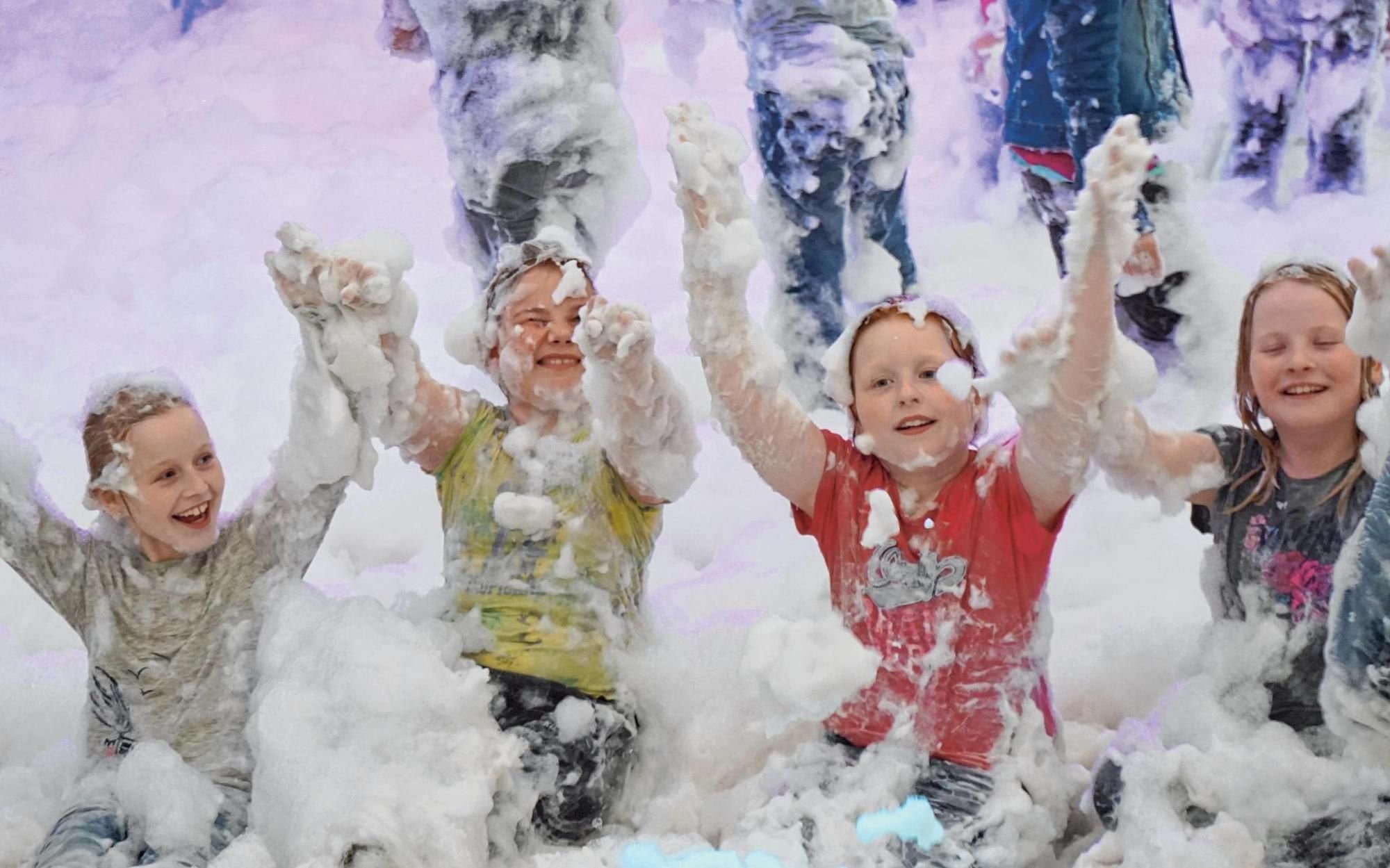 Kinder toben sich bei der Schaumparty aus
