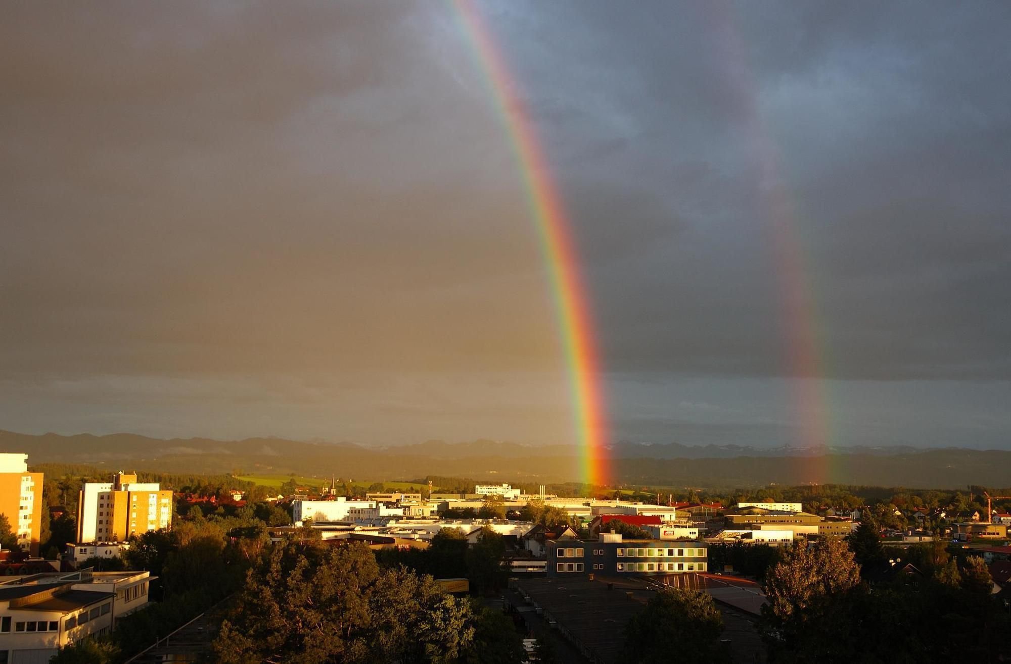 Doppelter Regenbogen über Wangen