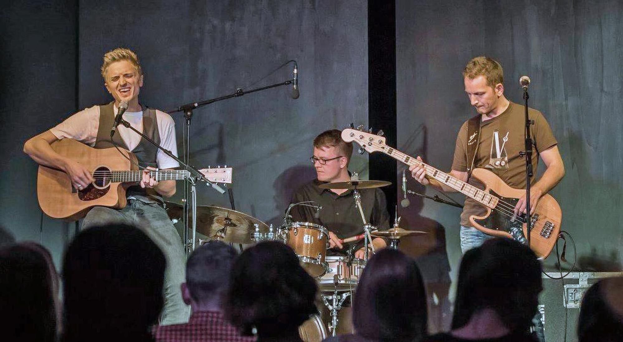 Ruben Fritz und Band spielen in der evangelischen Stadtkirche
