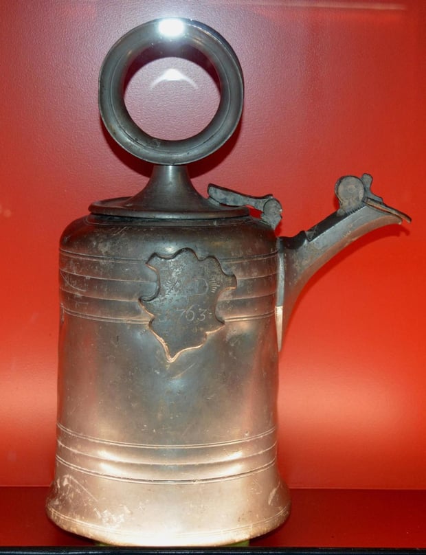 Mehr als 250 Jahre alte Kanne steht jetzt in der Ausstellung