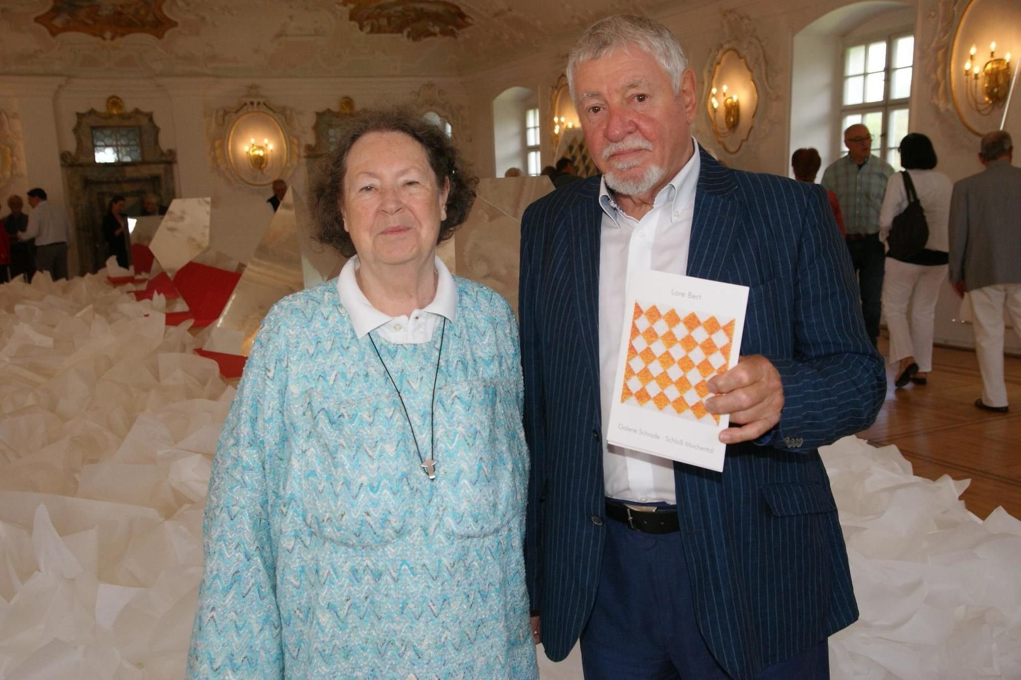 Lore Bert gestaltet Installationen mit Japanpapier