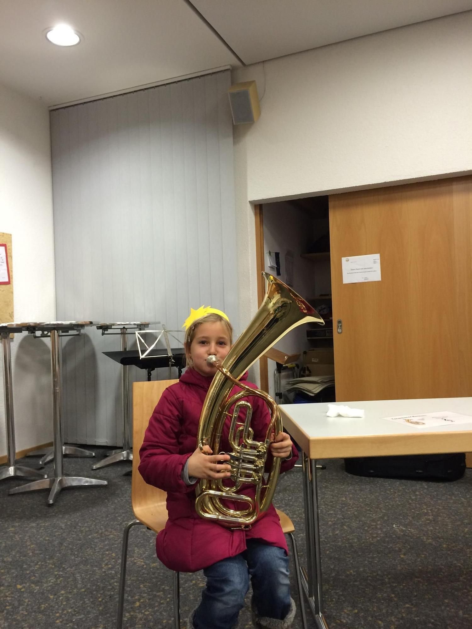 Kinder testen Instrumente