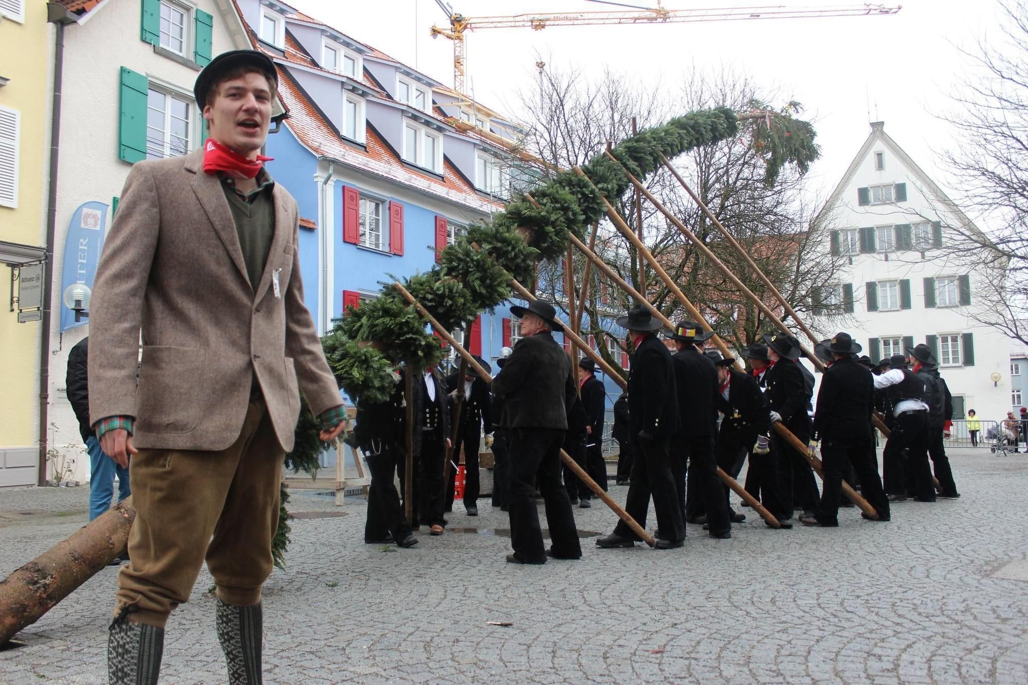 „Hau-Ruck, Hau-Ruck“ und der Narrenbaum steht