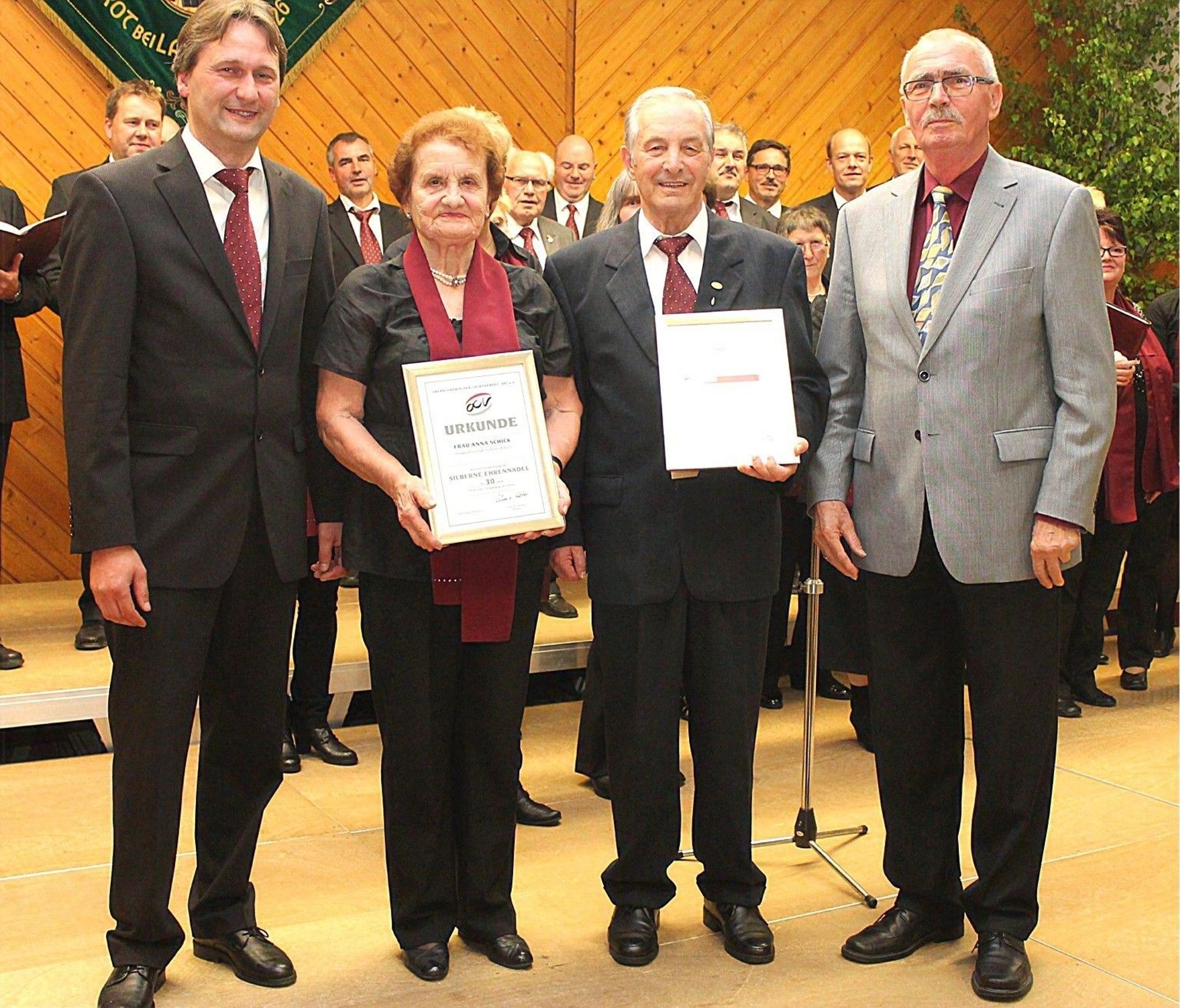 Anna Schick und Theo Rapp freuen sich über Ehrungen