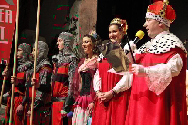 In welchem Häs marschieren Musiker auf?