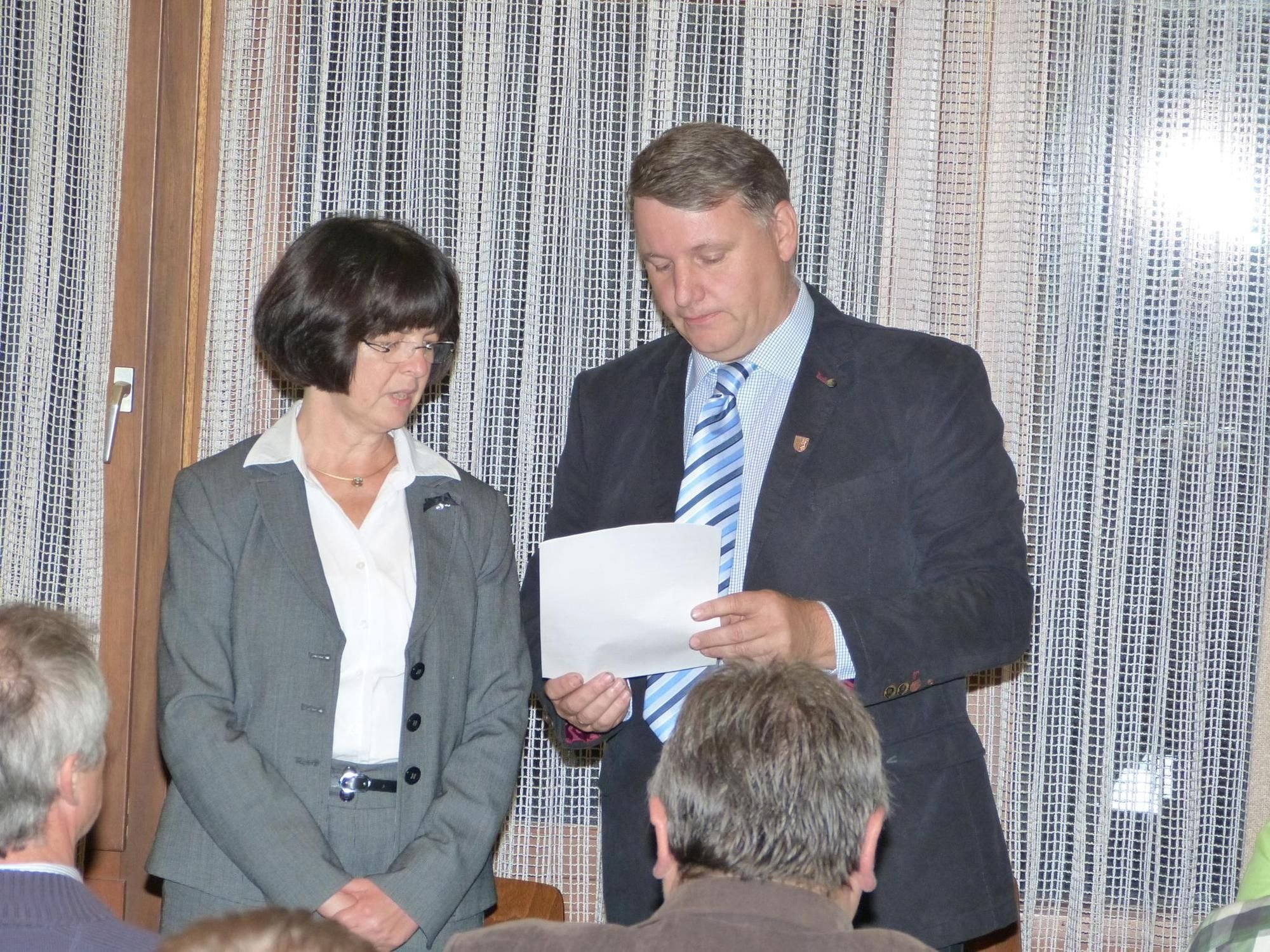 Monika Brobeil spricht Amtseid