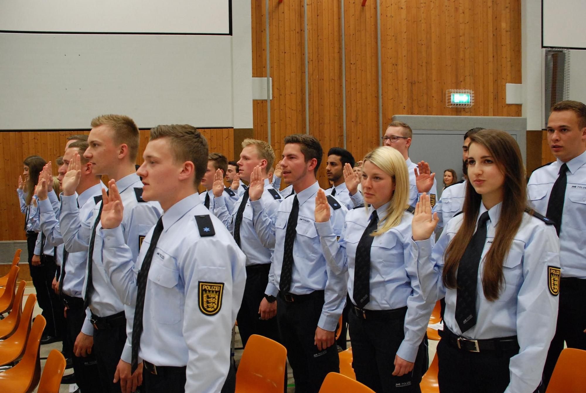 Polizeischüler sprechen Eid