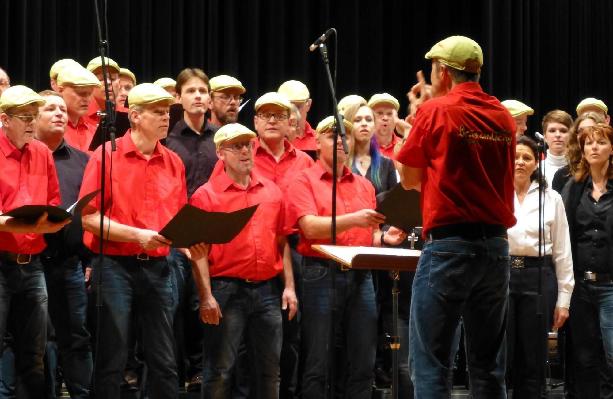 Zwei Chöre sorgen in der Gigelberghalle für Begeisterung