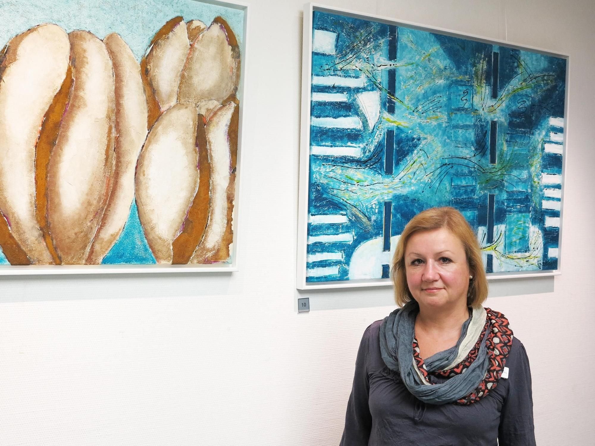 Künstlerin malt in Öl und Acryl