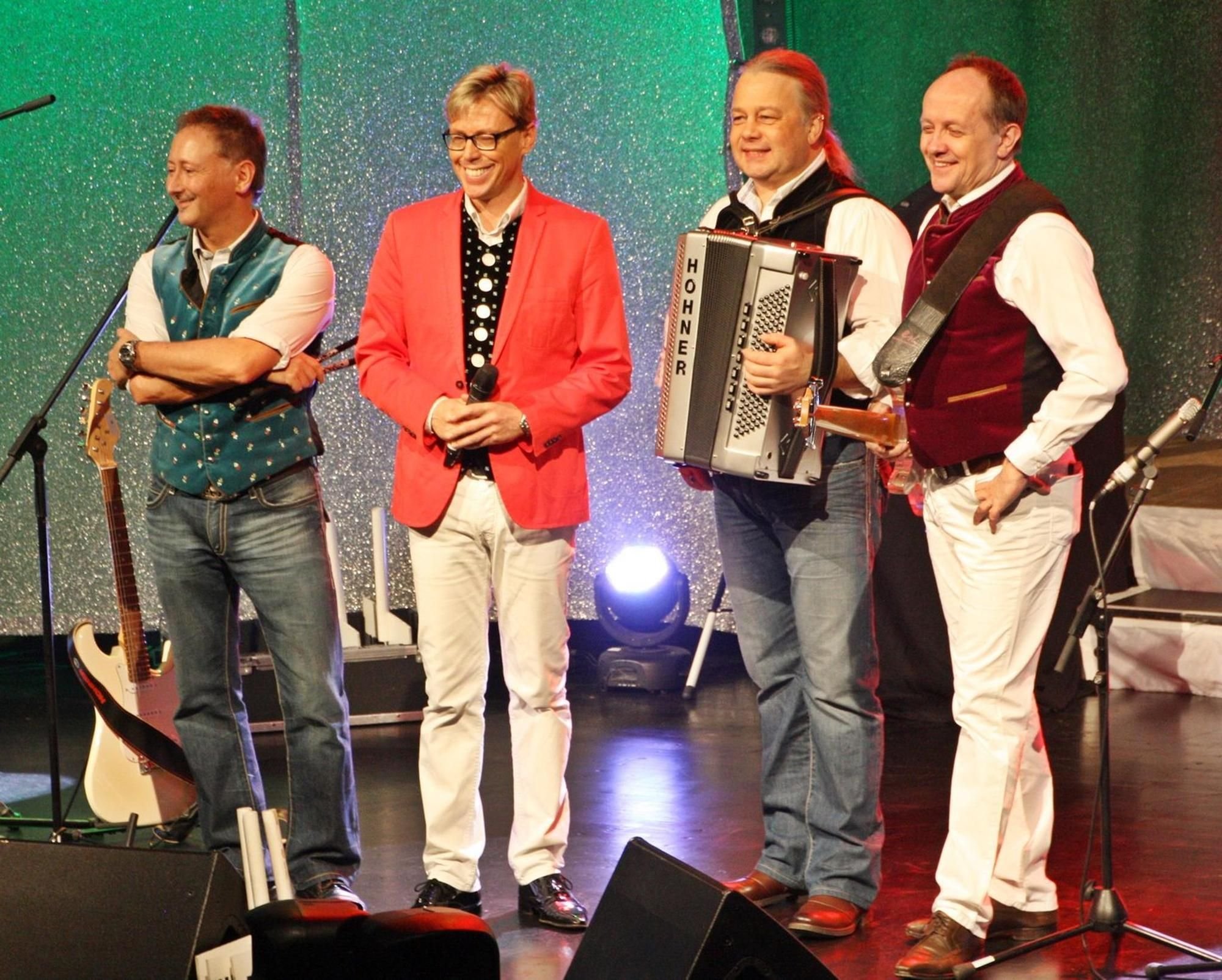 Das Publikum im Stadtforum singt und klatscht mit den Feldbergern