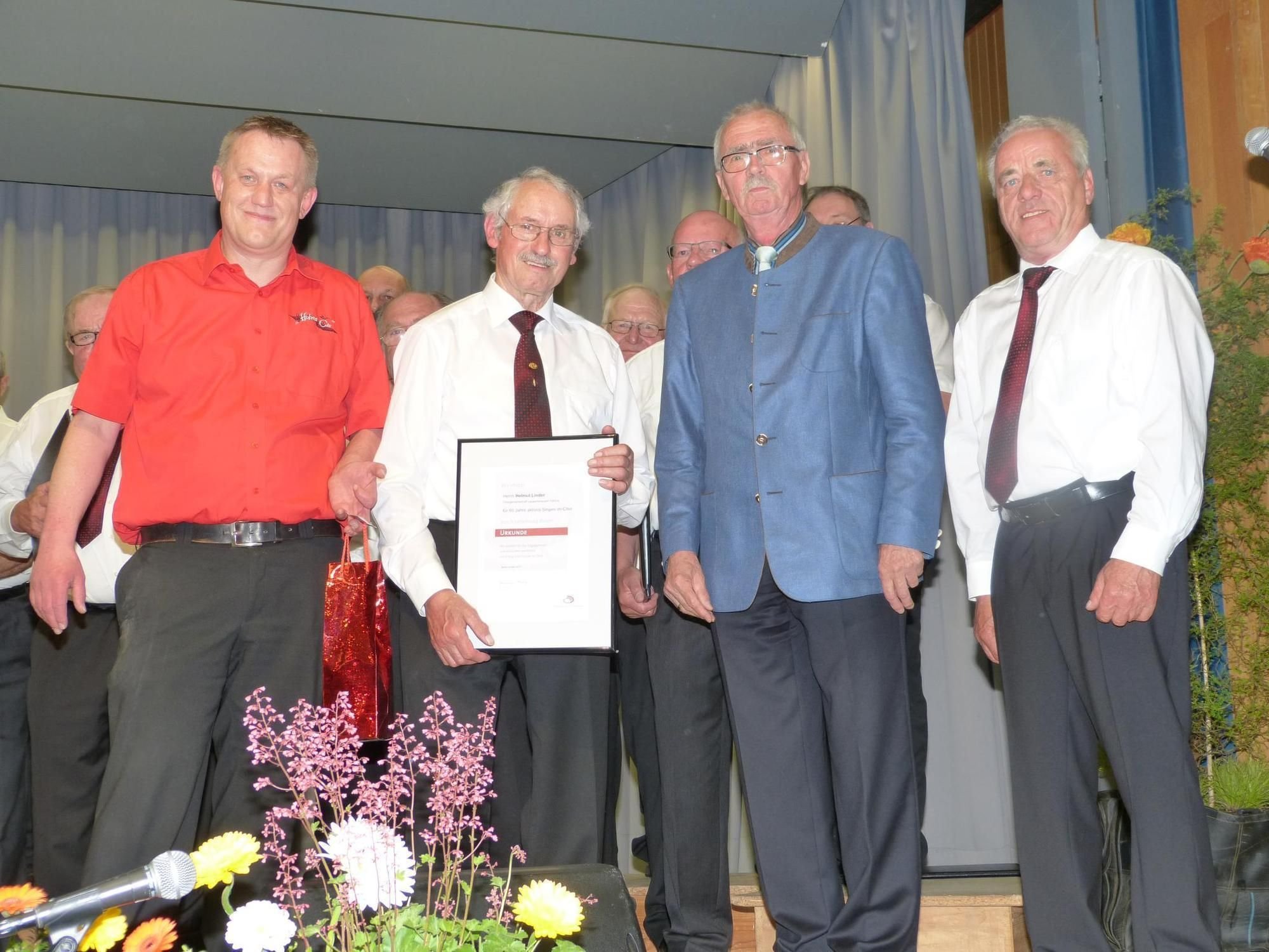 Helmut Linder erhält goldene Ehrennadel