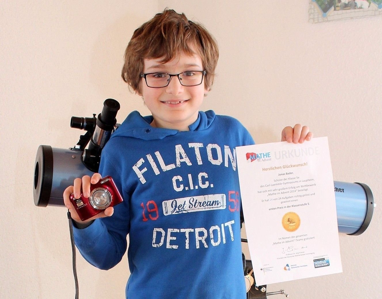 Jonas löst knifflige Rechenaufgaben und gewinnt