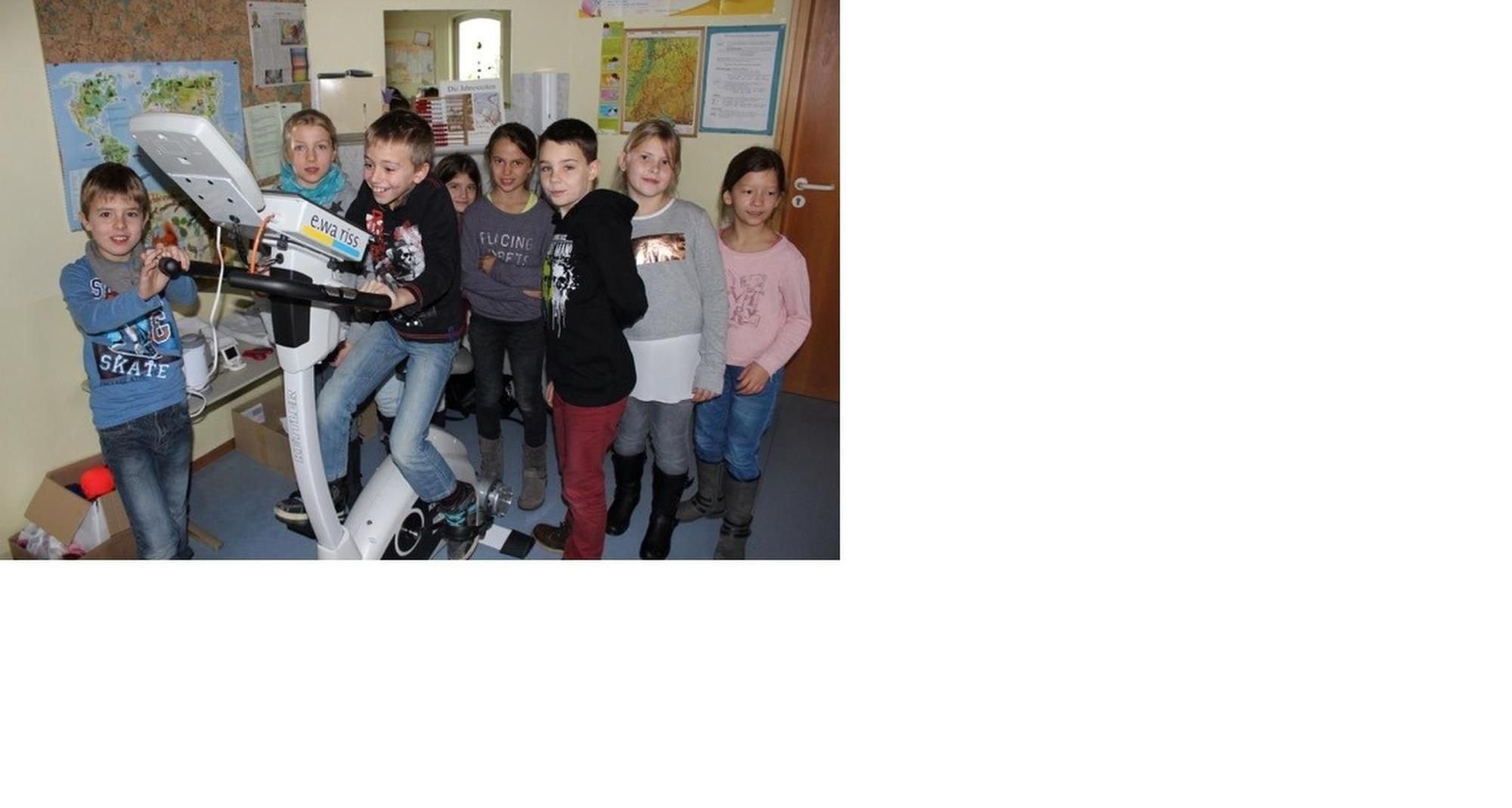 Grundschüler strampeln zum Stromerzeugen auf dem Rad