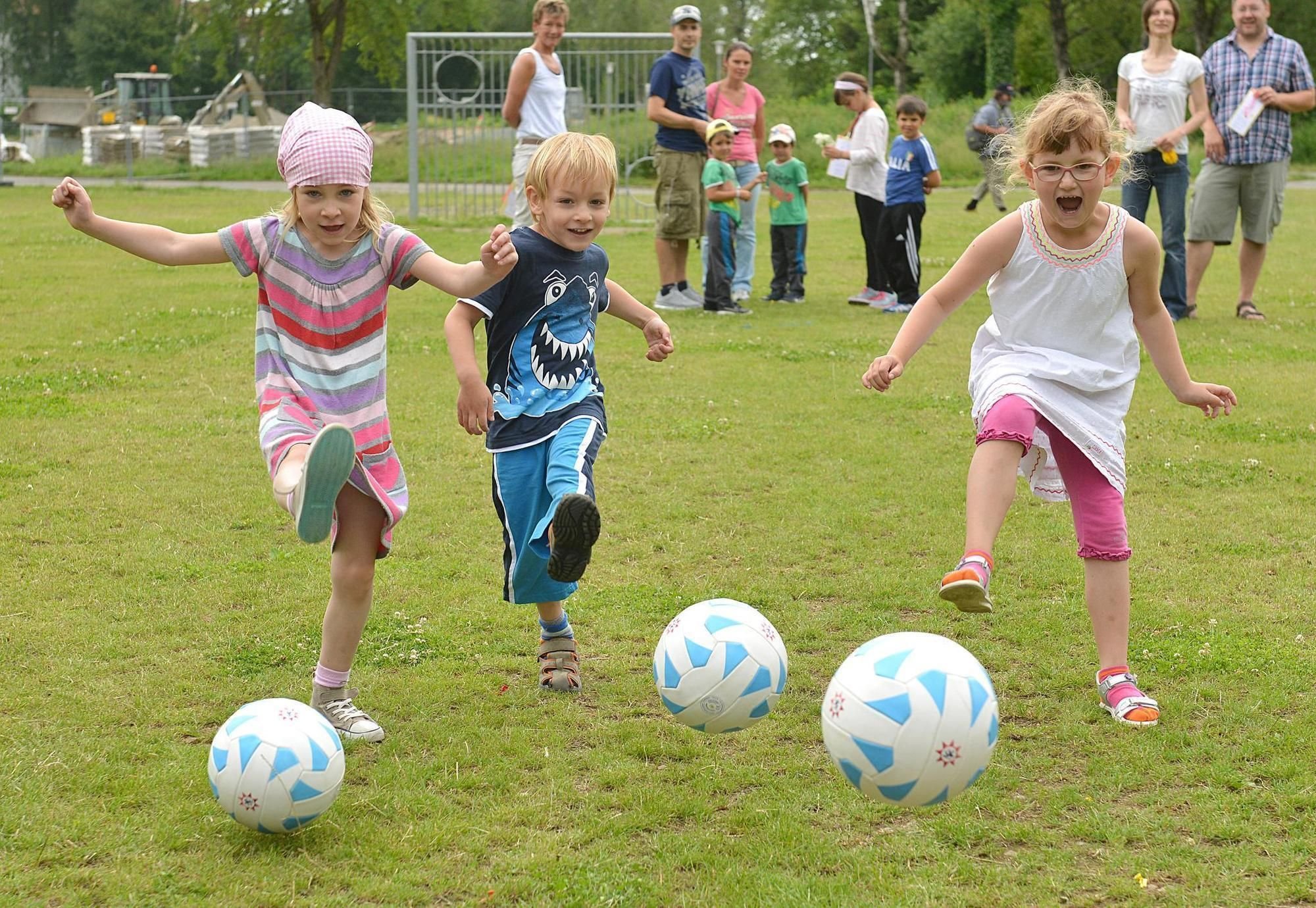 Torwandschießen, Eierlauf und Tannenzapfenweitwurf