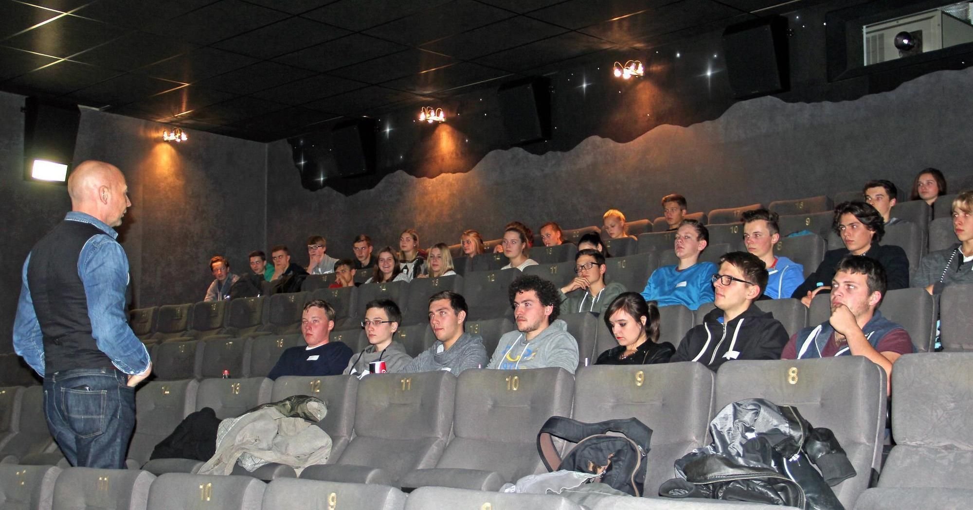 Schüler spielen Filmkritiker