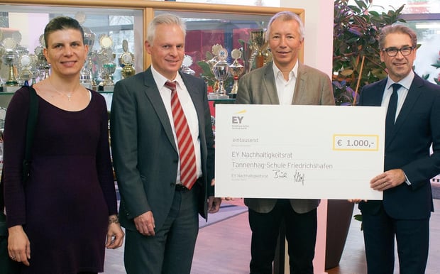 Ernst & Young spendet 1000 Euro für Tannenhag-Schle