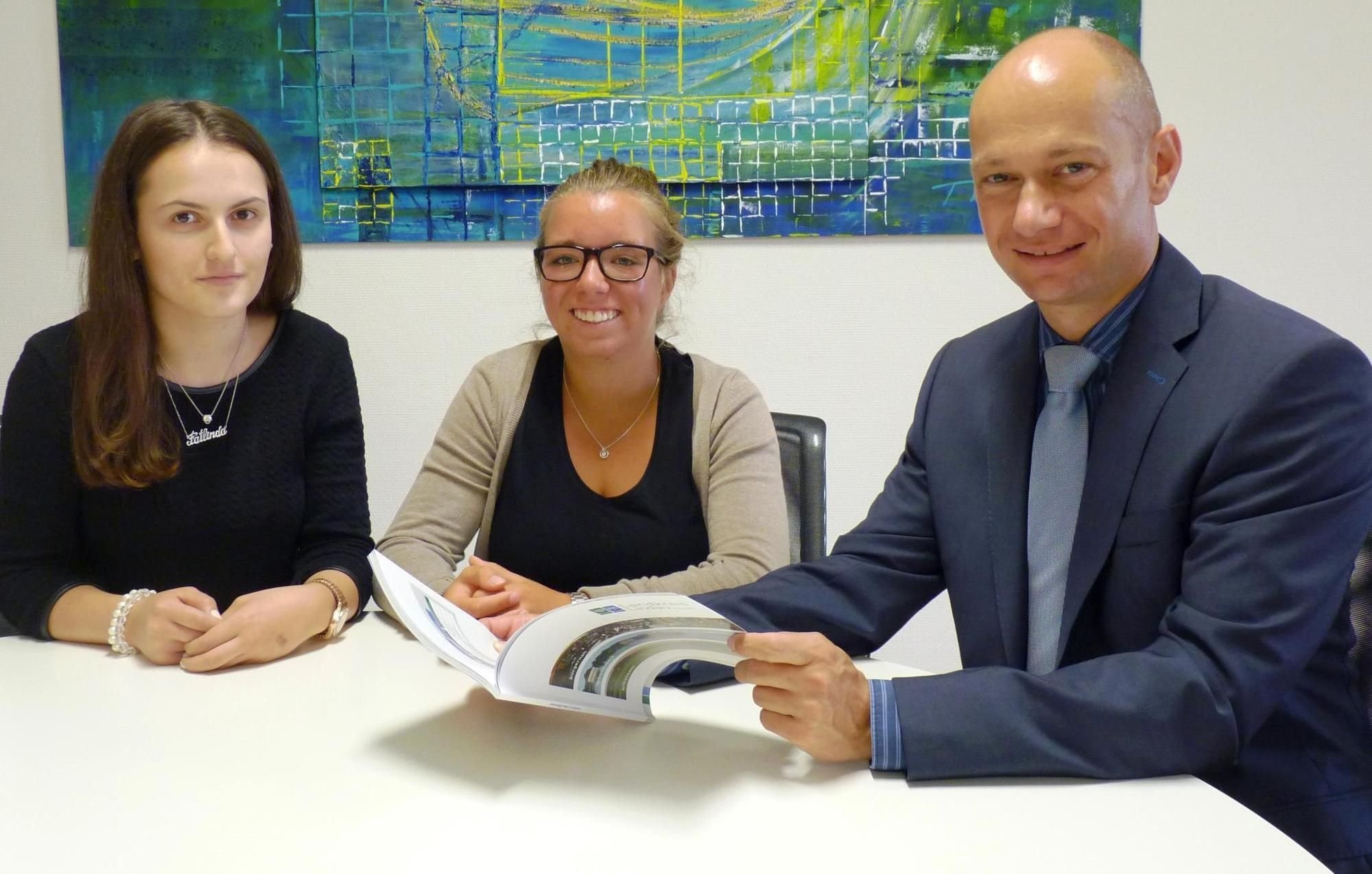 Landrat begrüßt zwei neue Azubis