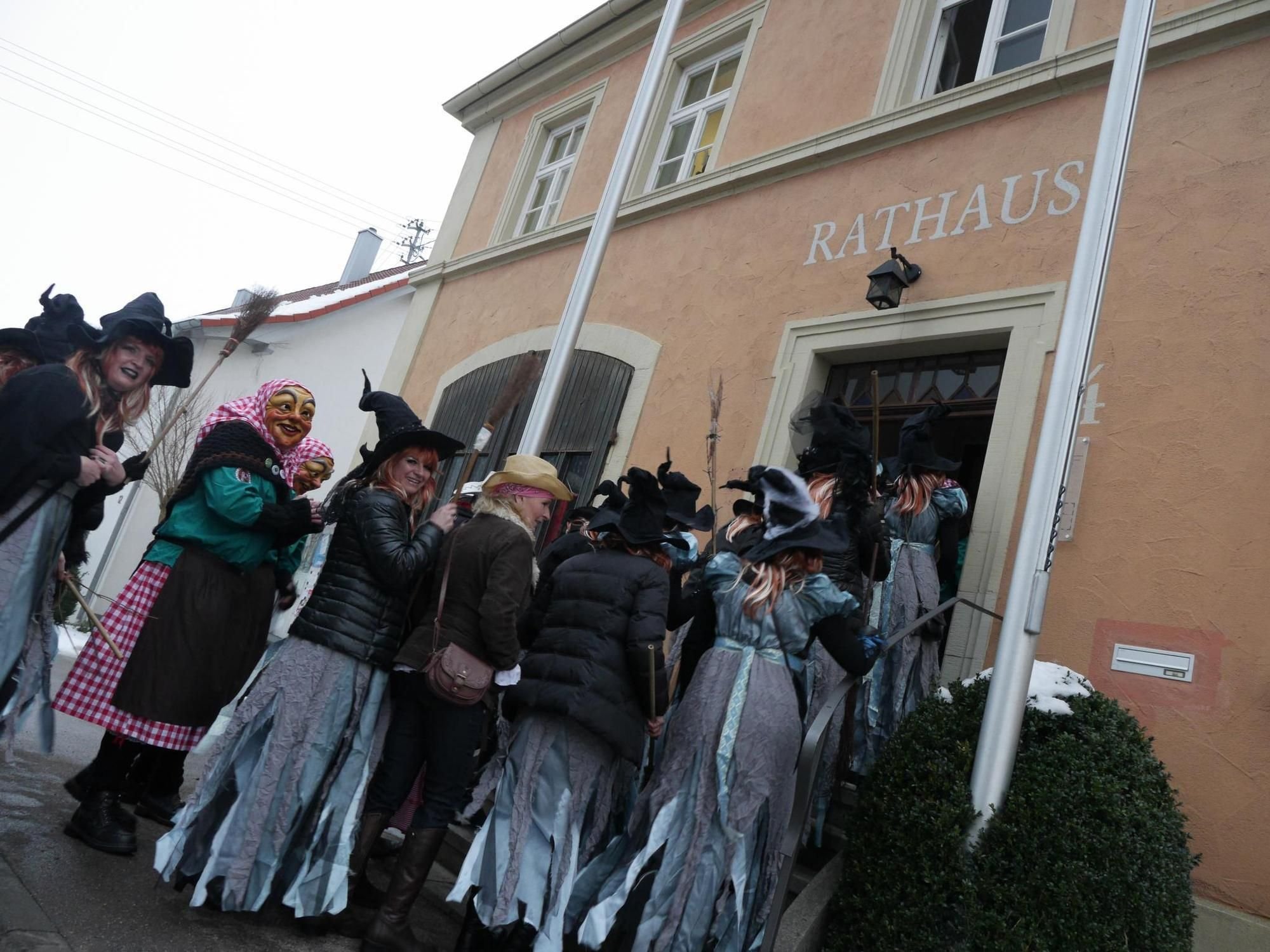 Hexen übernehmen Pfahlheims Rathaus
