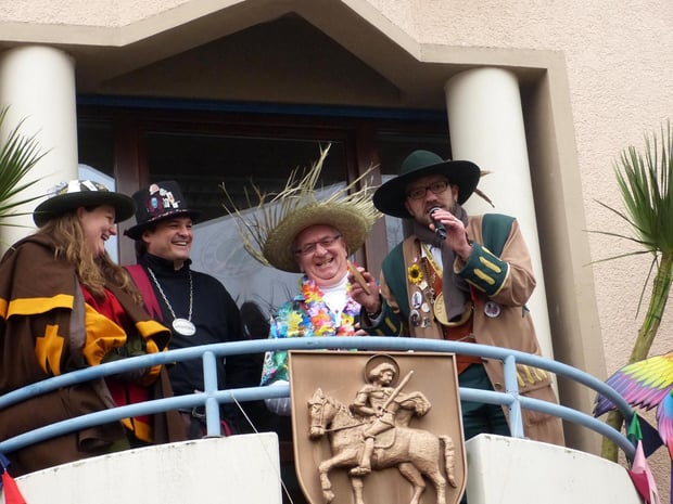 Frisch gebackener Opa kapituliert vor den Narren