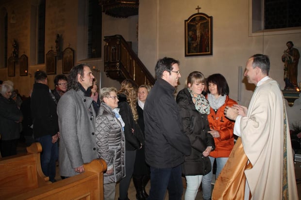 Pater Alfred Tönnis segnet Liebende