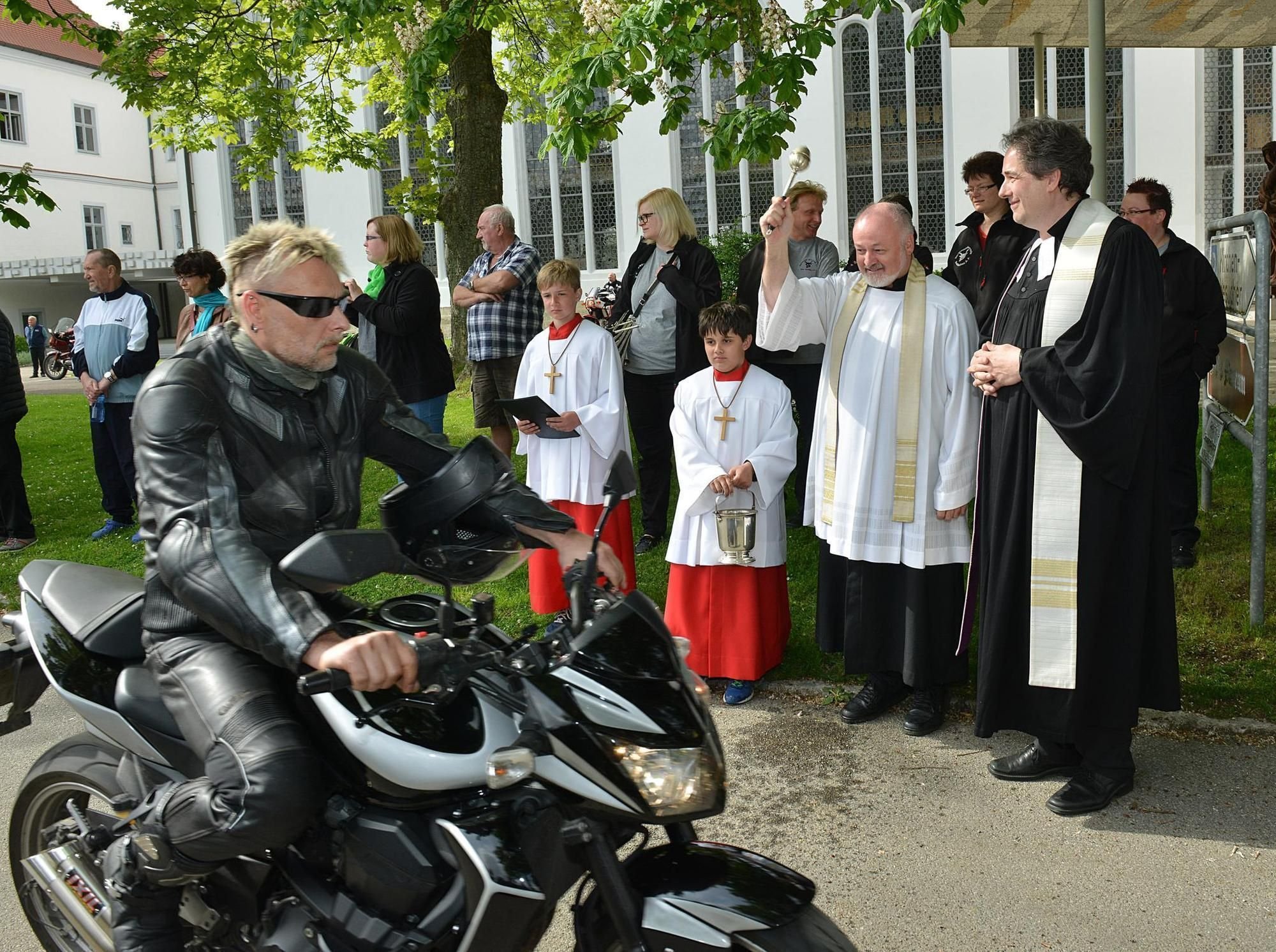 Mit kirchlichem Segen fahren die Biker los Mit kirchlichem Segen fahren die Biker los