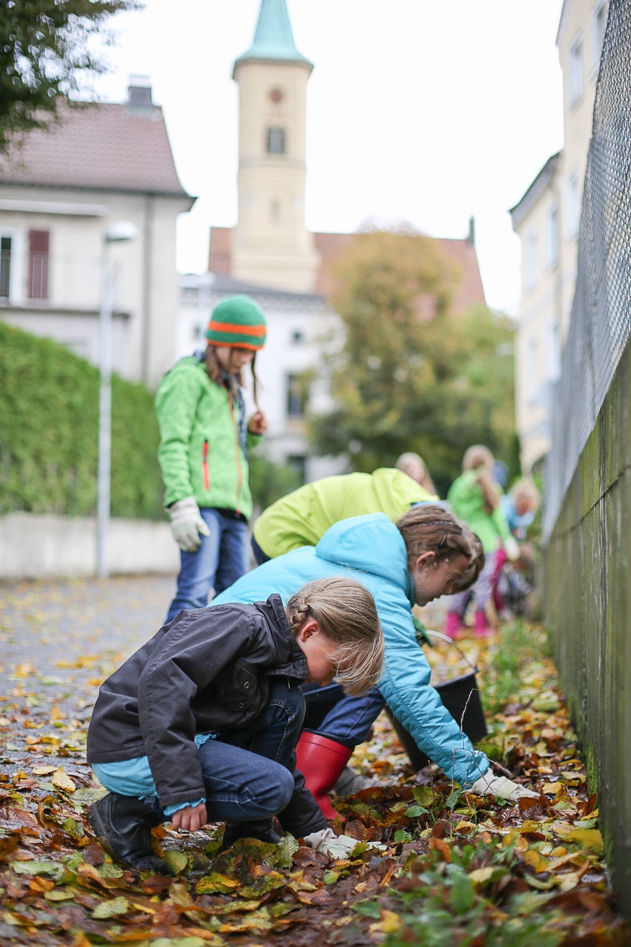 Schülerinnen sammeln jede Menge Müll