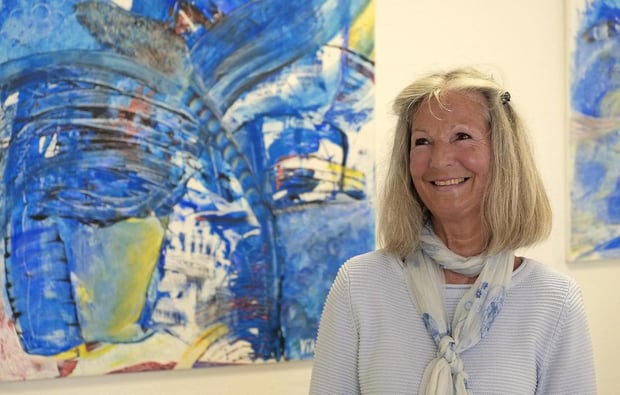 Blaue Köpfe zieren die Wände der SZ