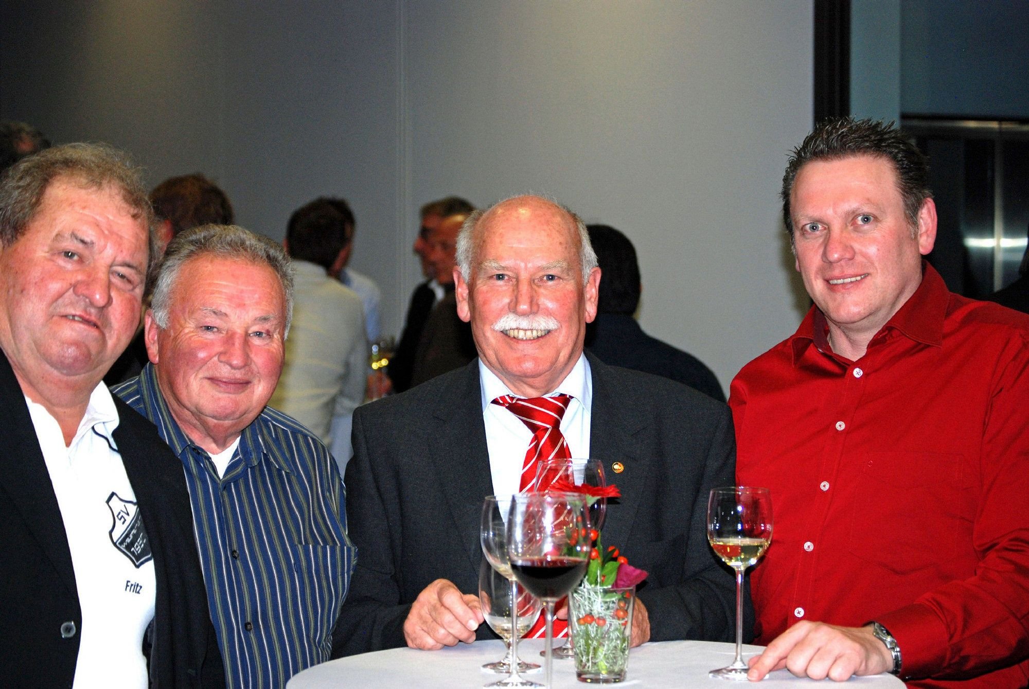 Merkle ehrt Fußball-Urgesteine des SVW