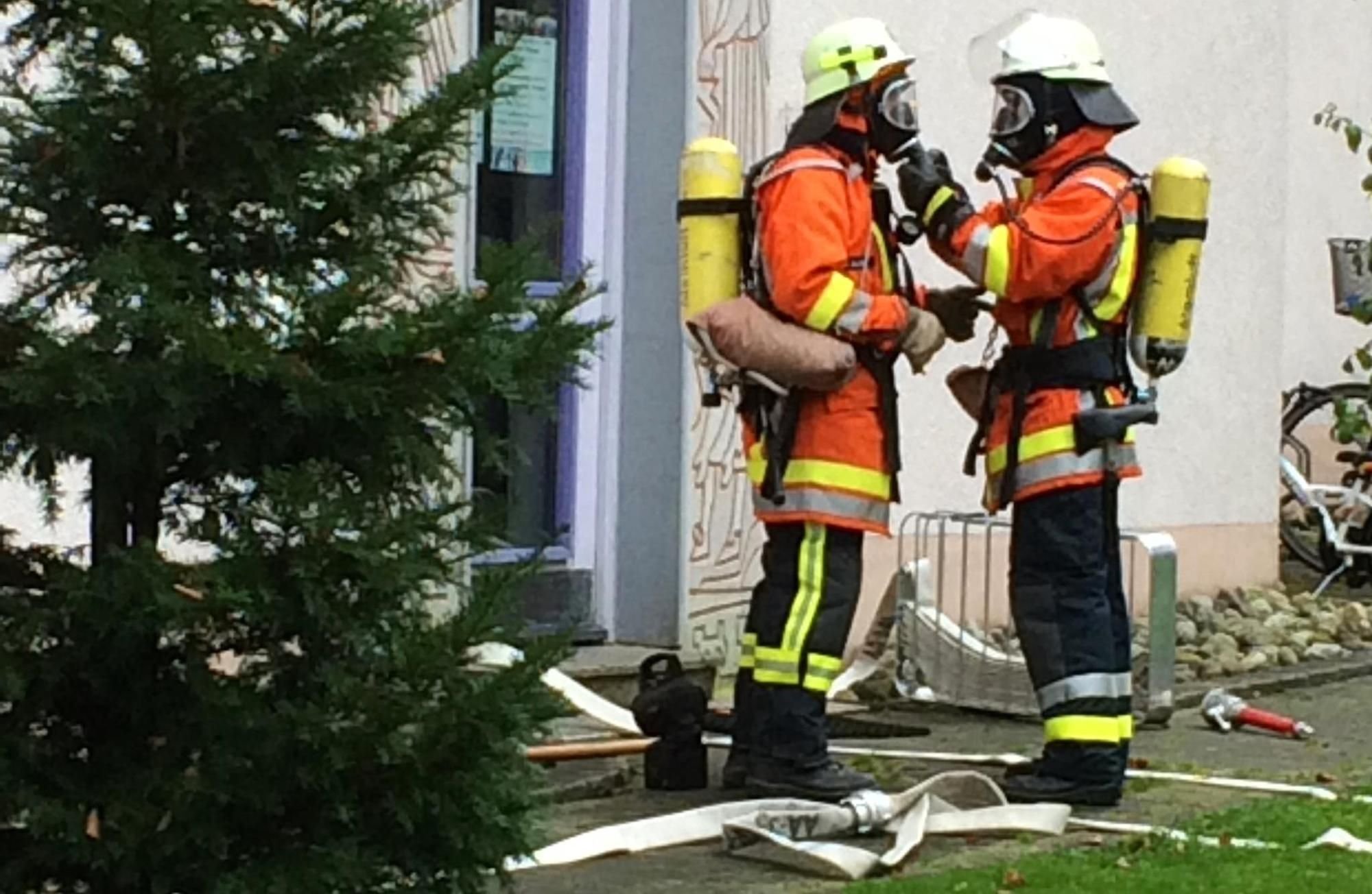 Wehr rettet Kinder über die Drehleiter