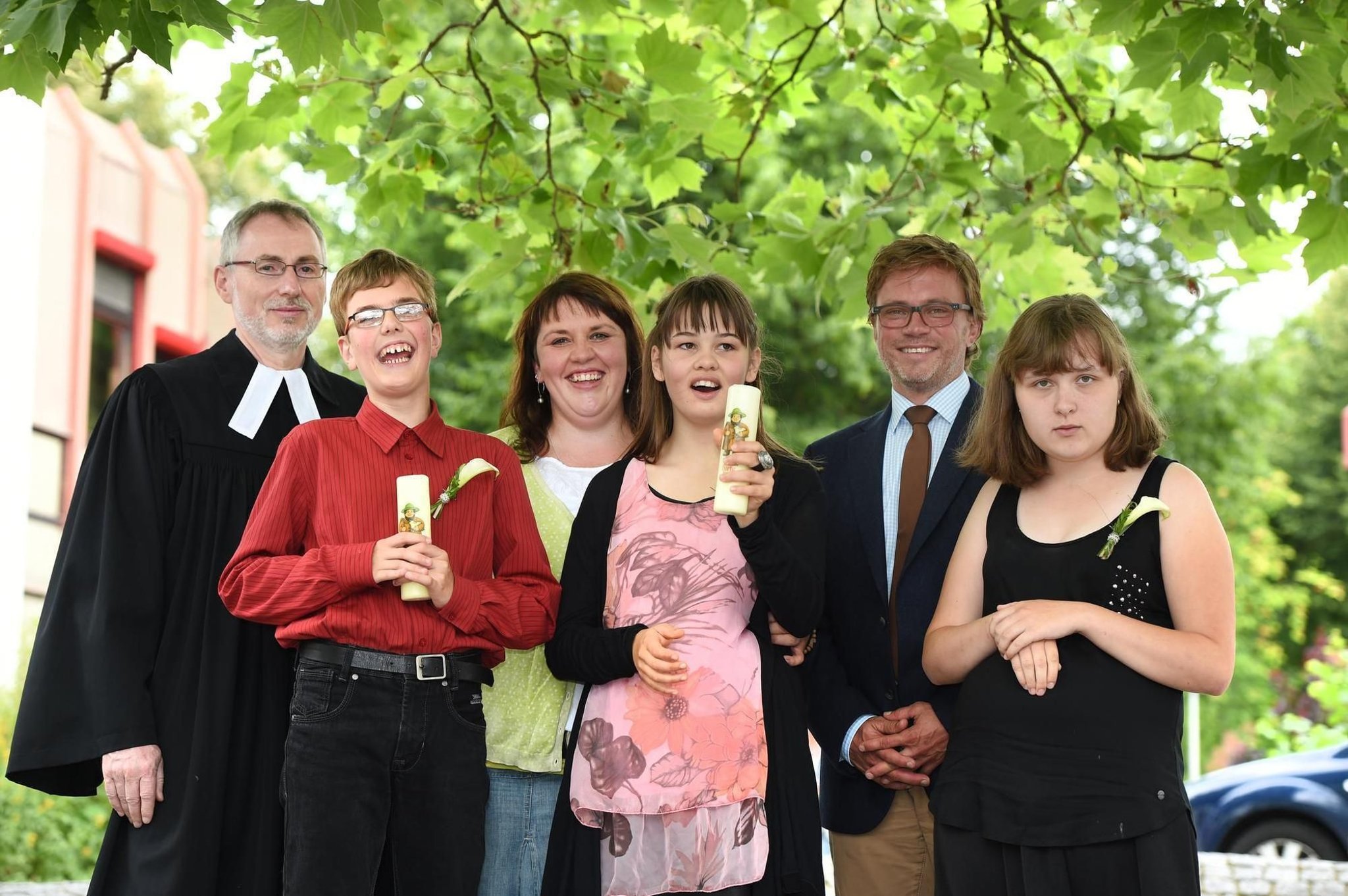 Drei Konfirmanden erhalten den Segen