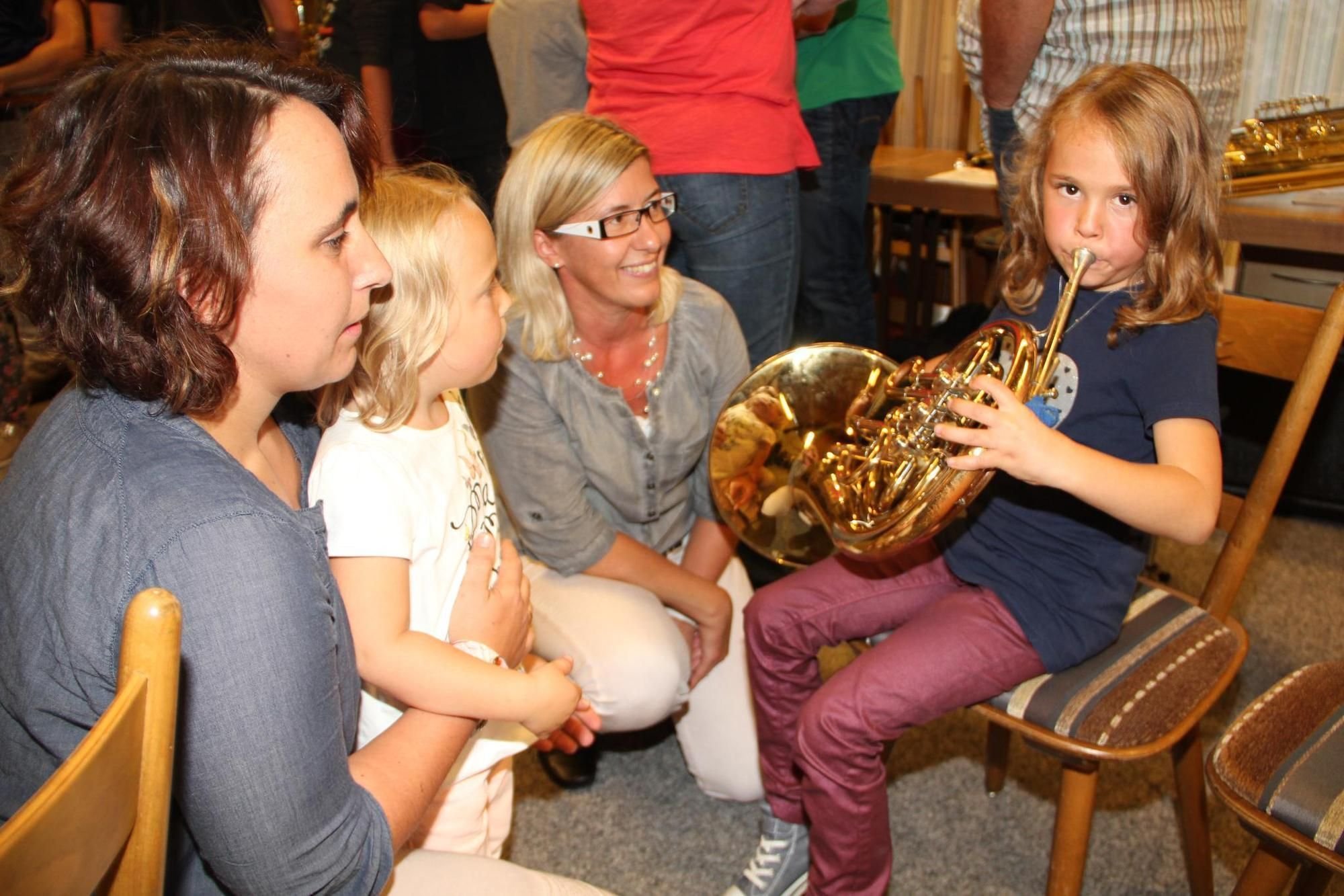 Kinder testen Instrumente bei der Musikkapelle Emerkingen