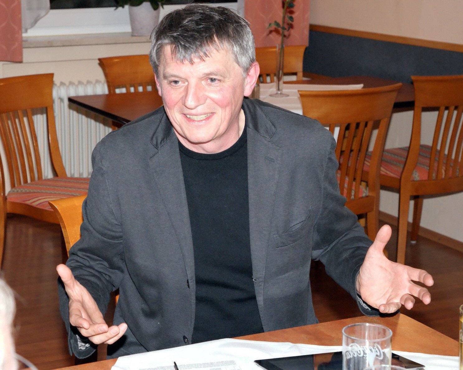 Martin Rivoir informiert über Querspange