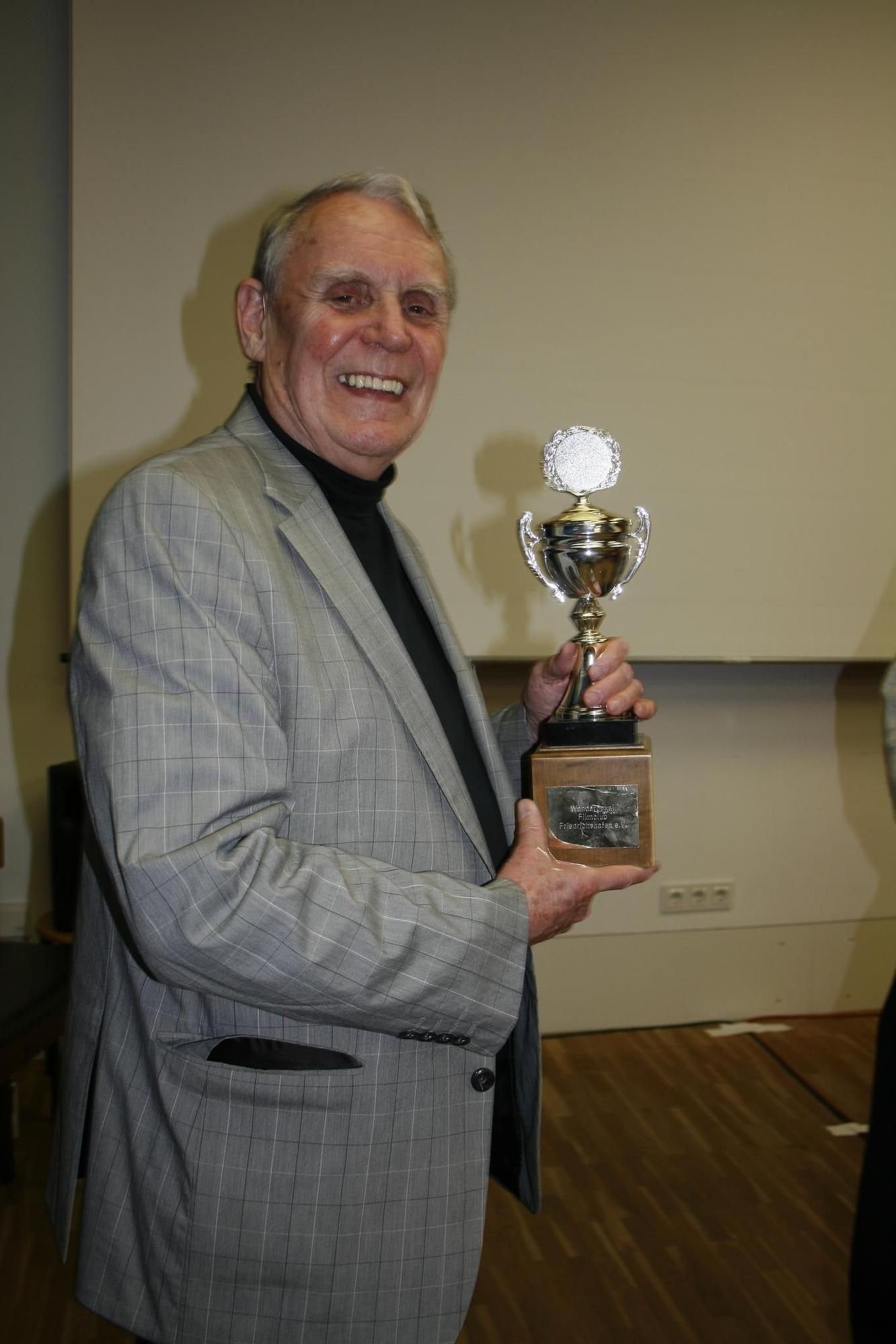 Rote Hasen bringen Egon Ludwig den Wander-Pokal