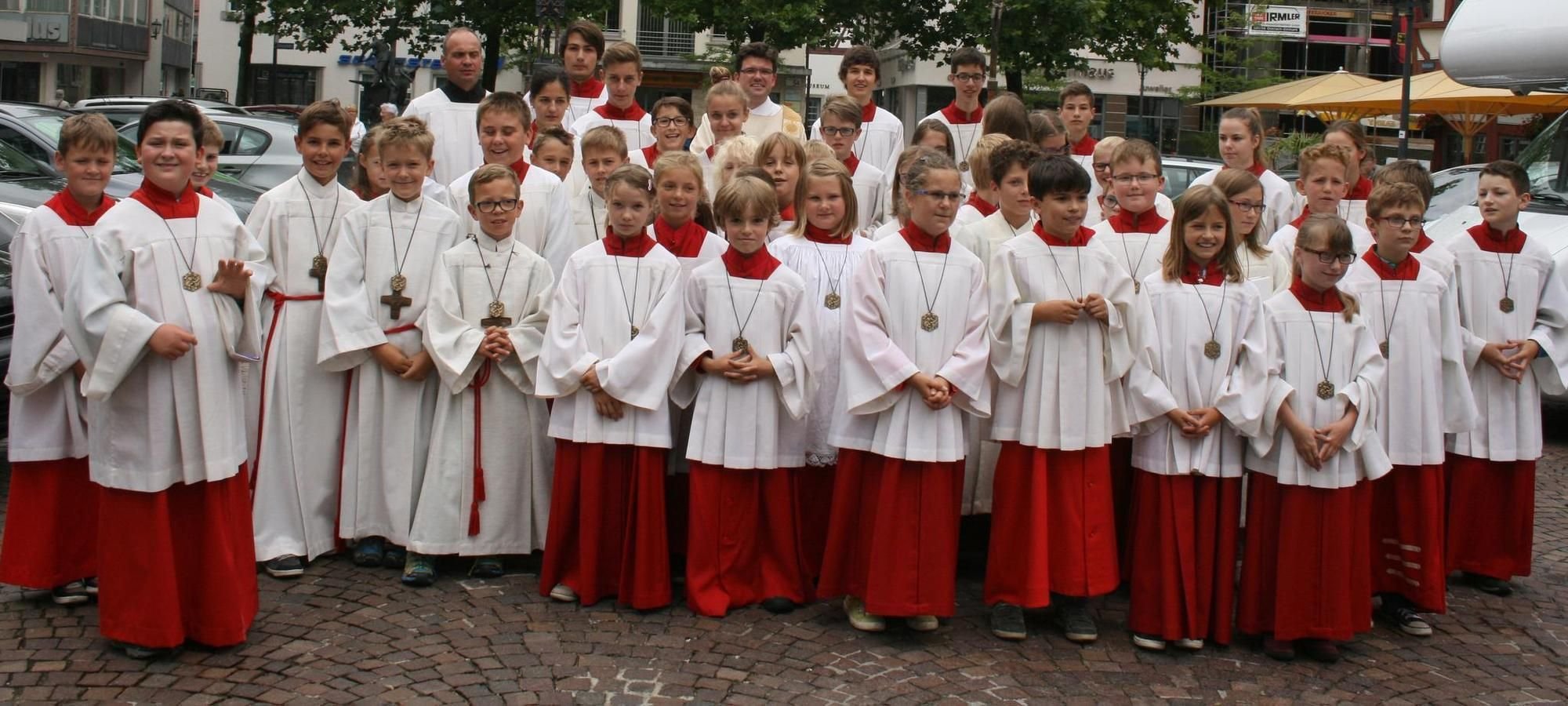 Neue Ministranten werden in ihr Amt eingeführt