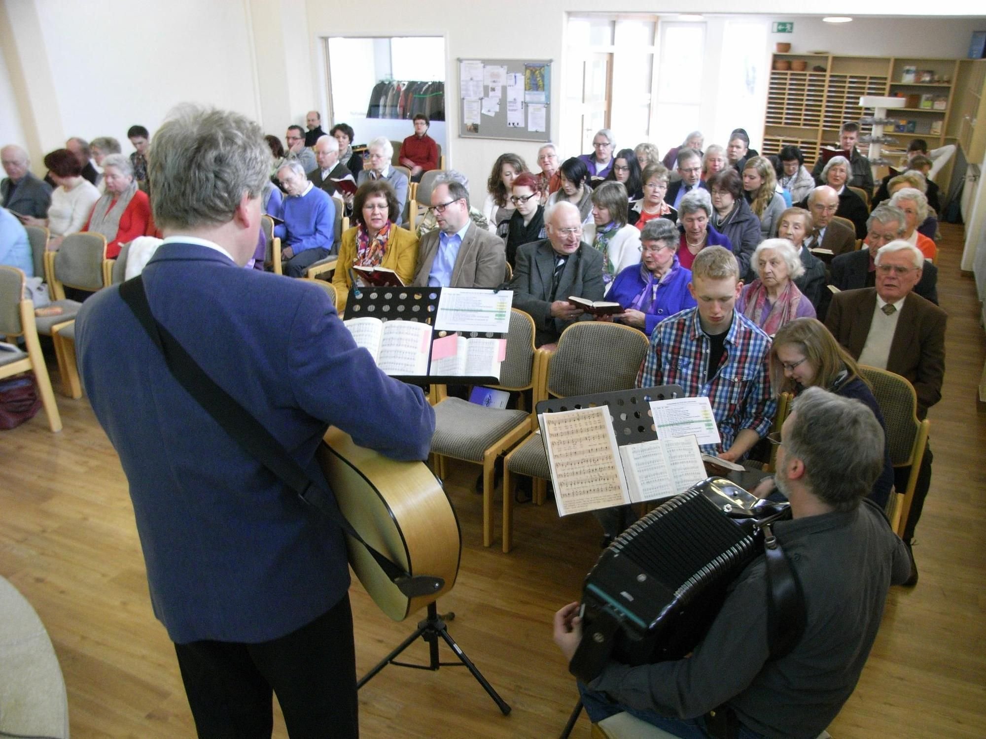 Baptisten feiern in sanierter Kirche