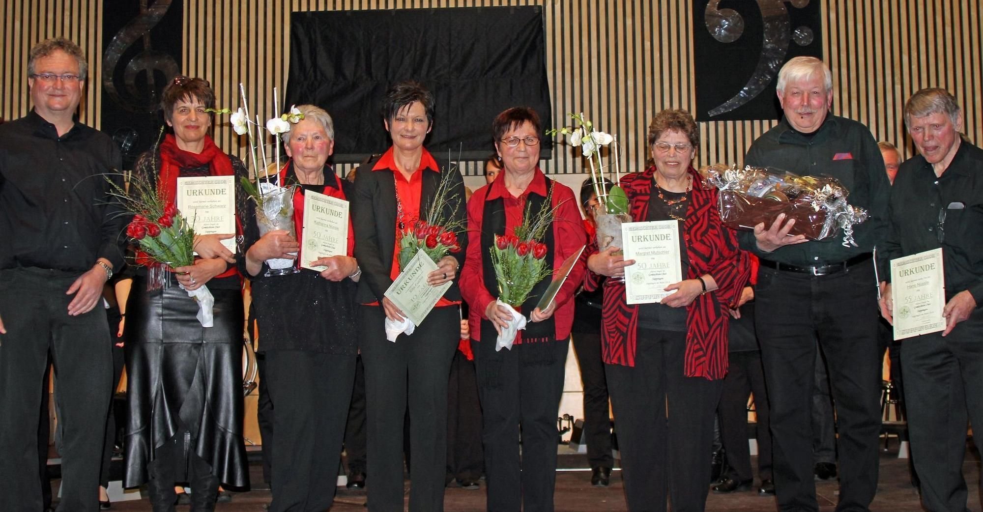 Walter Strohm ehrt langjährige Sängerinnen und Sänger beim Gemischten ...