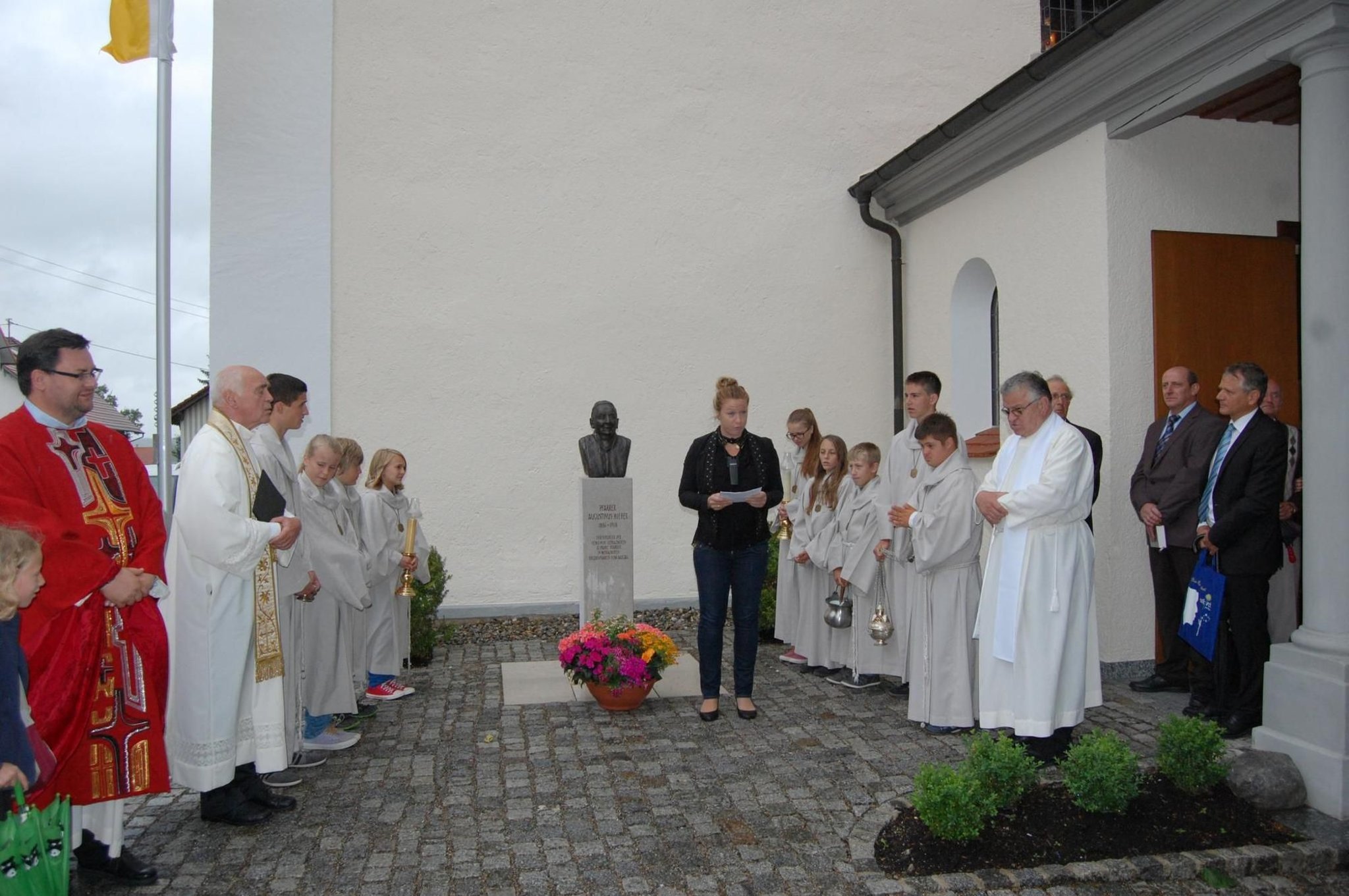 Pfarrer-Hieber-Büste erhält kirchlichen Segen