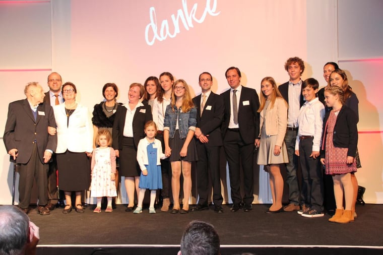 Jermi feiert sich und seine Mitarbeiter