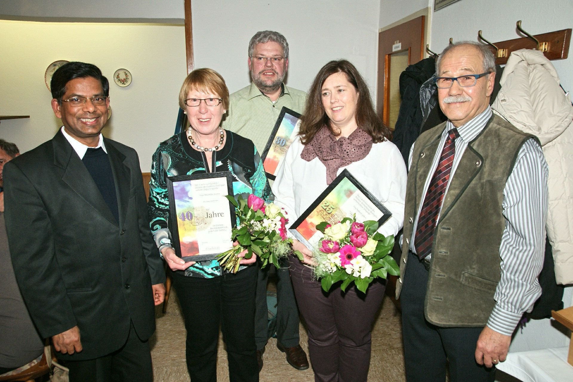 Marina Staiger dirigiert 46 Sänger