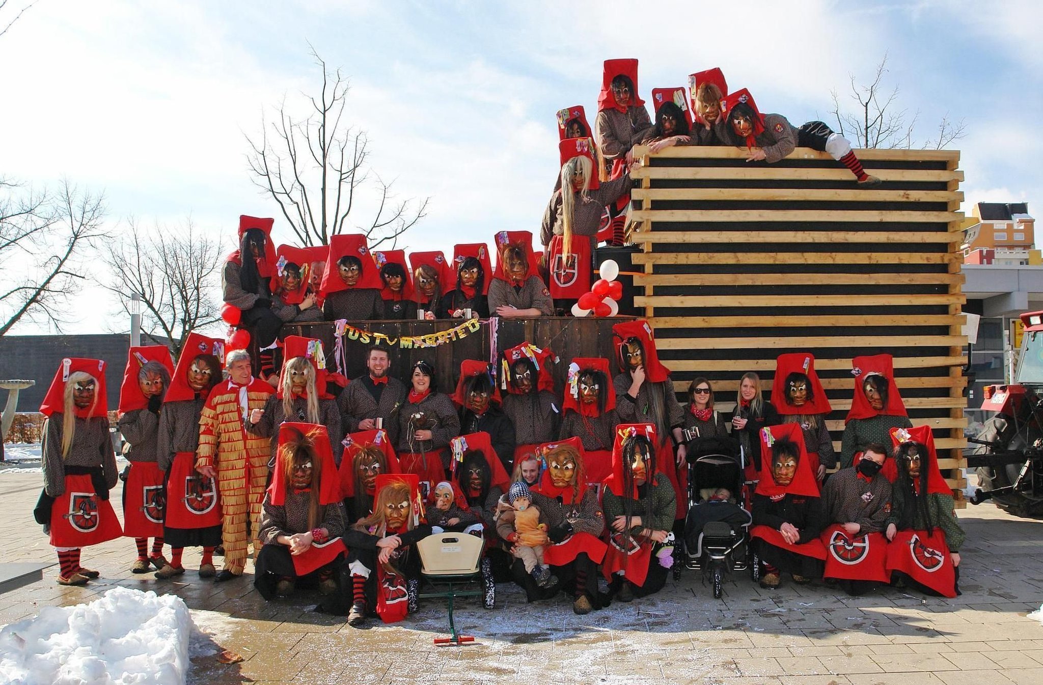 Hexen Sandra Merkt und Thomas Witt heiraten im Häs