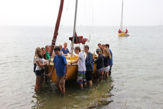 Domkapitular besucht Segelschule