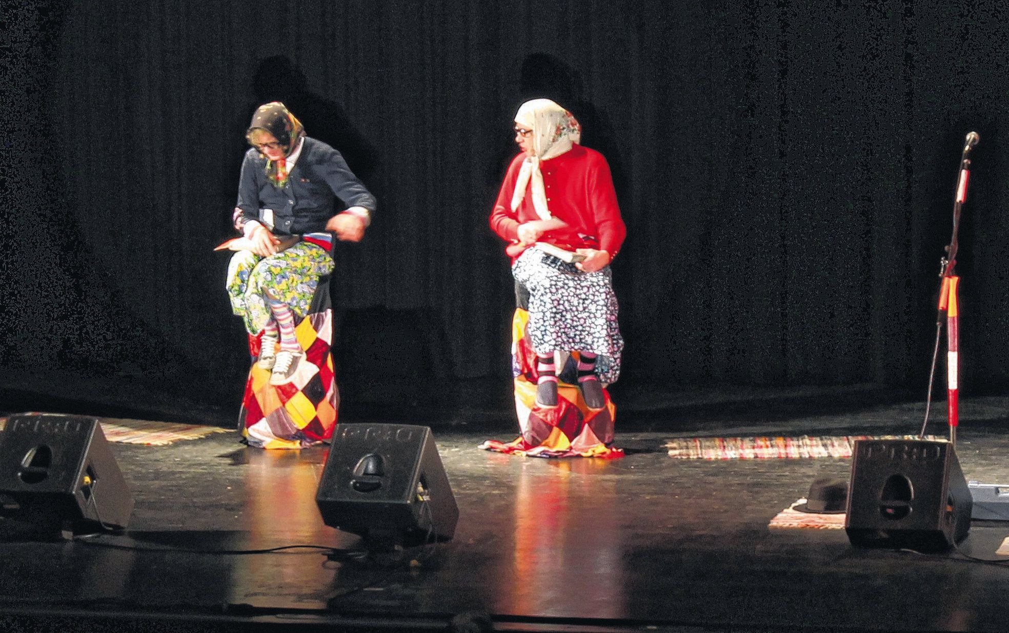 Russische Omas füllen die Stadthalle