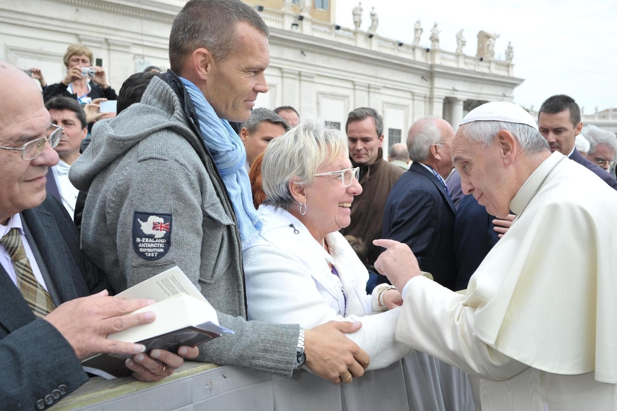Inge Grein-Feil und Bernd Elsenhans bei Papst Franziskus