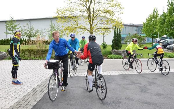 Daniel Unger spricht vor der SAP-Trainingsgruppe über Motivation und ...