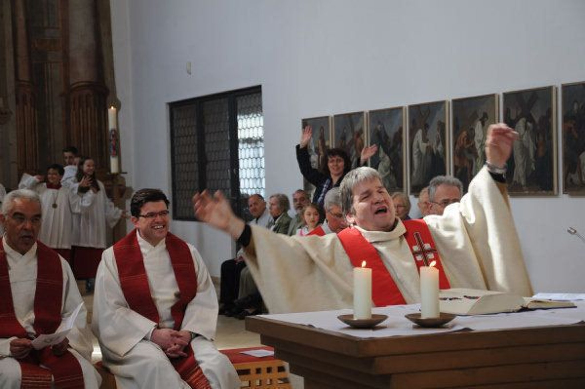 Eine fröhliche Gemeinde feiert mit Pfarrer Norbert Höfer das Priesterjubiläum