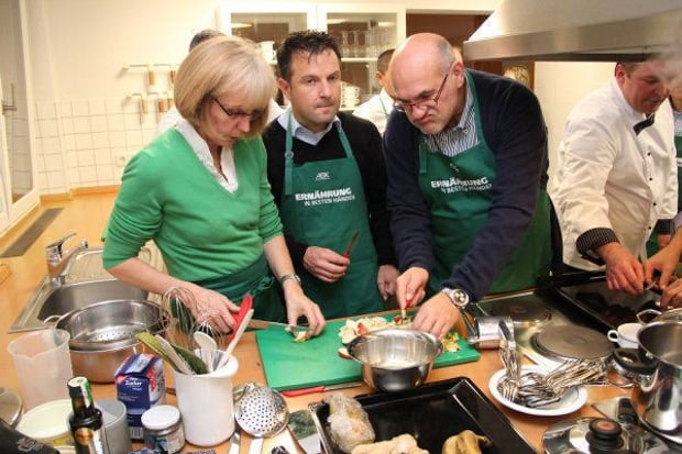 Viele Hilfsköche zaubern unter Anleitung des Küchenchefs Leckeres